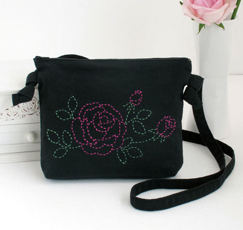 ローズの柄をあしらった上品なデザインの刺し子キット。図案プリント済・仕立て済なので、届いたらすぐに始められ、刺し子ができたら完成です！荷物が入るまち付きで、ちょっとしたお出かけに最適です。ひもを外せばポーチにもなる2way仕様。●出来上がり...