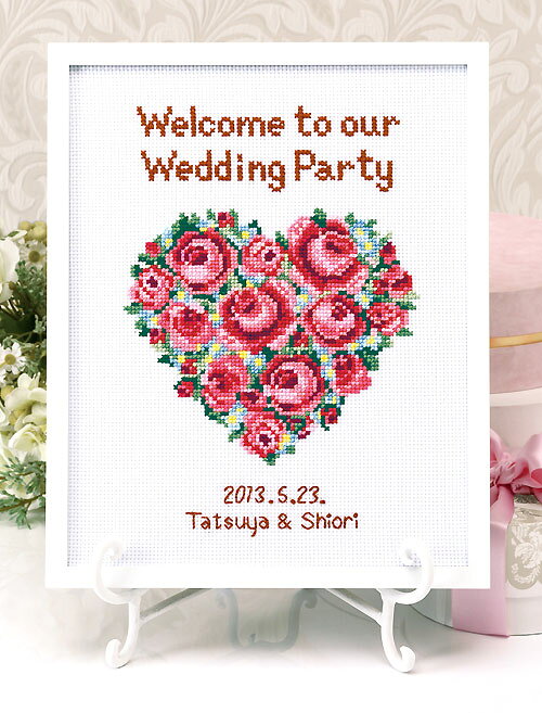 ウェルカムボードにバラ柄が登場！バラをあしらった華やかなクロスステッチのウェルカムボードです。アルファベット・数字図案付きで日付とお名前を自由に入れられ、オリジナルウェルカムボードがお作りいただけます。●出来上がりサイズ：額外径 約32cm...