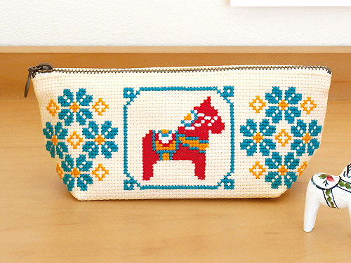 北欧テイストのクロスステッチキットにペンケースが仲間入り★オシャレで可愛いペンケースです(*＾＾*）ファスナー付け不要の半仕立て済みなので、初心者でも安心♪ ※初〜中級者向け◆出来上がりサイズ：本体　約縦7.5cm×横18cm×マチ6cm◆...