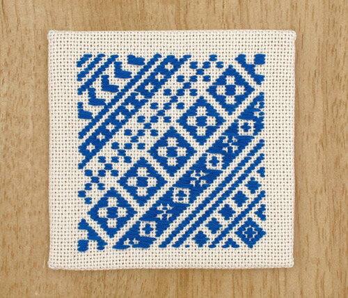 日本の伝統刺繍「こぎん」を実用的なアイテムにアレンジした「コースター」。いつもの食卓に、かわいい手作りの小物を。日本の伝統刺繍ながら、どこか洋風な感じも漂うかわいらしいデザインです。●出来上がりサイズ：約縦10cm×横10cm●初級者向●キ...