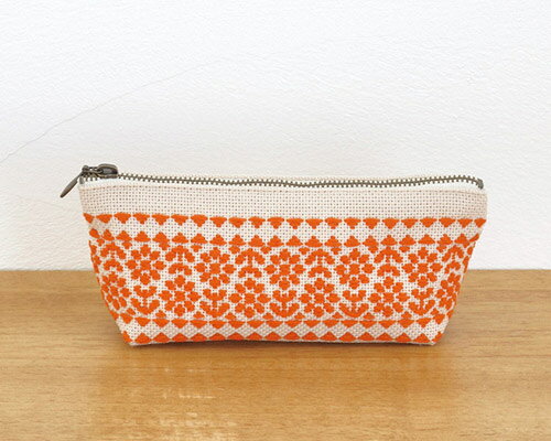 日本の伝統刺繍「こぎん」を実用的なアイテムにアレンジした「ペンケース」。普段の持ち物に、かわいい手作りの小物を。日本の伝統刺繍ながら、どこか洋風な感じも漂うかわいらしいデザインです。●出来上がりサイズ：約縦7.5cm×横18cm×マチ4cm...