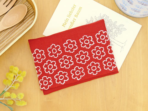 刺し子の一種・一目刺しのポケットティッシュケースキットです。図案プリント済。初心者の方でも一目刺しが楽しめます。●「一目刺し」とは刺し子の技法のひとつで、一定の針目で縦、横、斜めと同じ方向を順に刺していく技法です。身近なものから刺し子を取り...