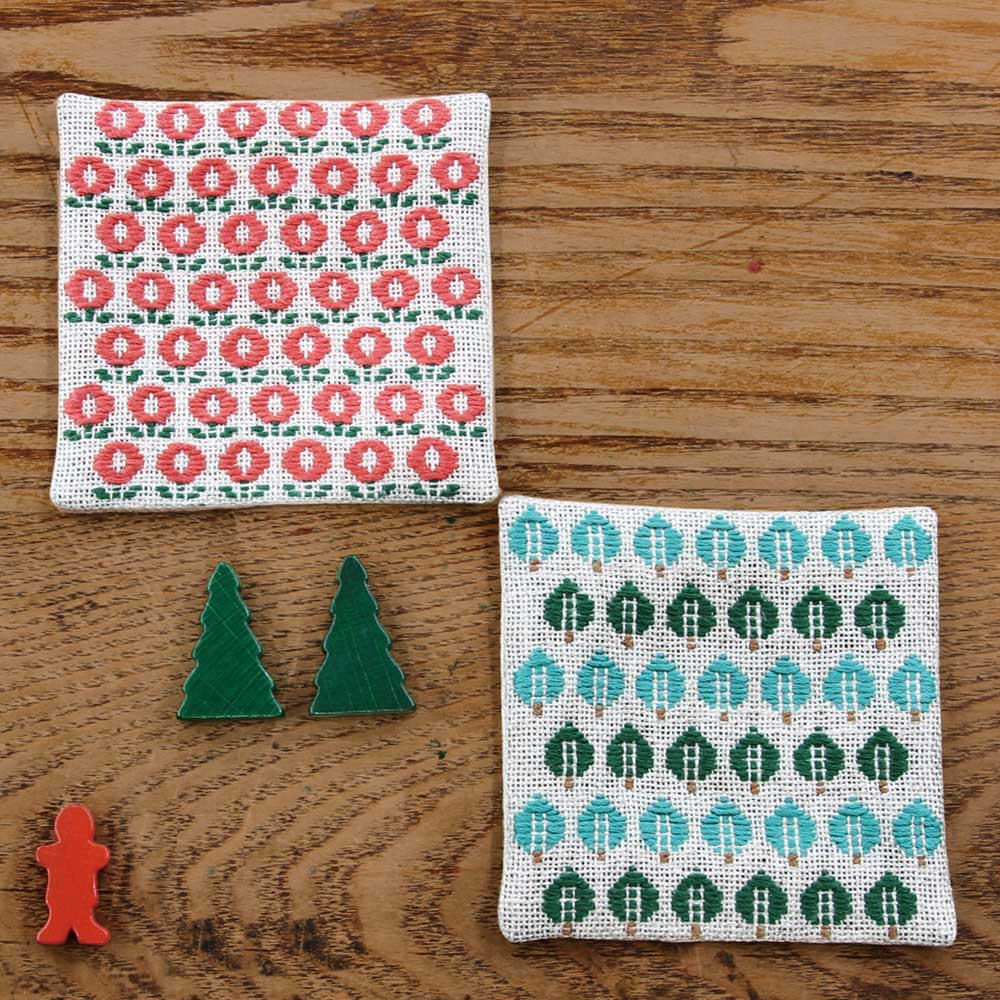 日本の伝統刺繍「こぎん」のコースター・キット（2枚組）です。サンドベージュ色のリネンクロスを使って作るおしゃれで可愛らしいデザインのコースターで、インテリアとして飾りたくなる可愛さ。こぎん刺し作家・ハリノヲト（植木友子）さんのおしゃれなデザ...