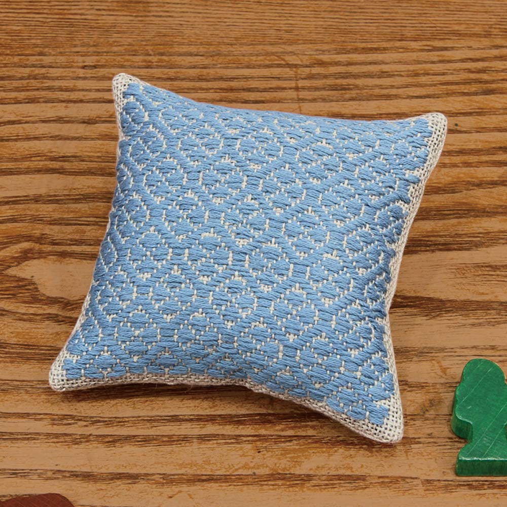 日本の伝統刺繍「こぎん」のピンクッション・キットです。サンドベージュ色のリネンクロスを使って作るピンクッションがハリノヲト（植木友子）さんの新作キットとして登場。現代感覚のこぎん刺しが新鮮ですね。●出来上がりサイズ：約 縦10cm×横10c...