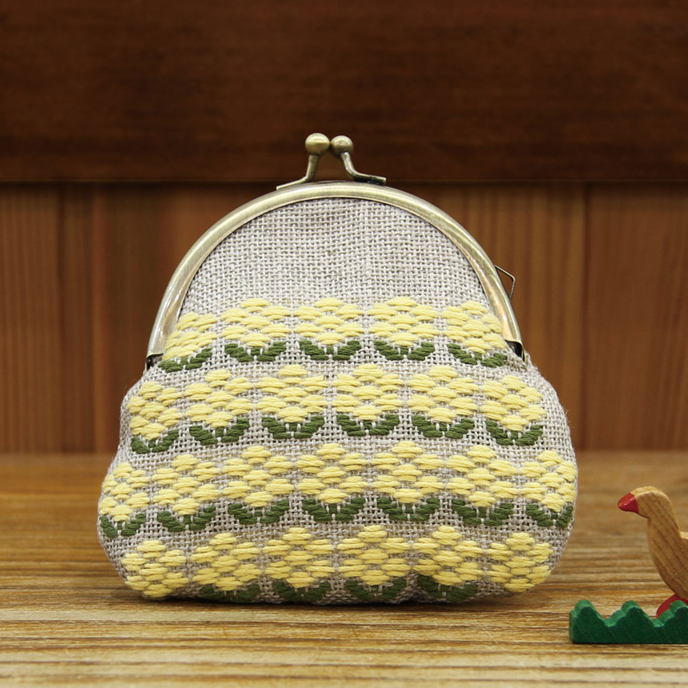 日本の伝統刺繍「こぎん刺し」のがま口キット。サンドベージュ色のリネンクロスを使って作る春らしいデザインのがま口ポーチが、ハリノヲト（植木友子）さんの新作キットとして登場しました。明るい色使いのモチーフが愛らしいですね。●出来上がりサイズ：約...