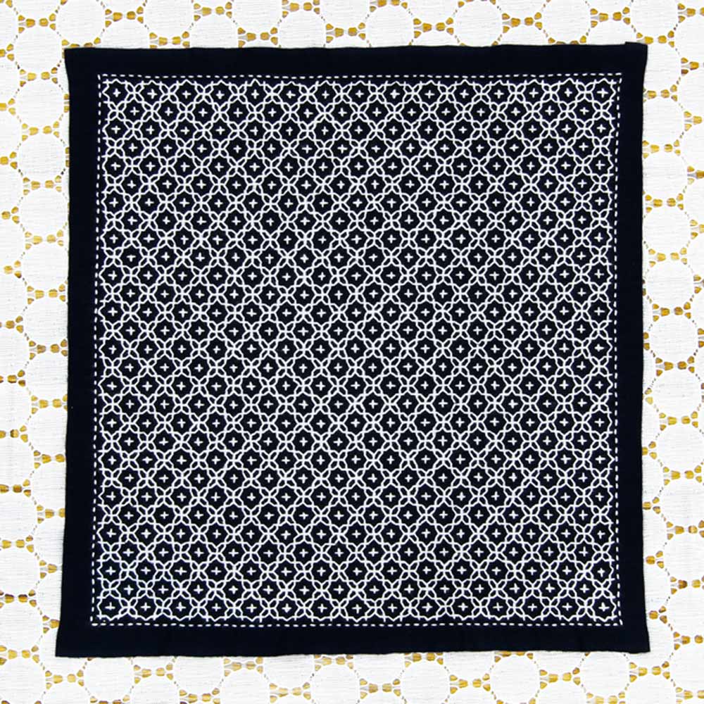 人気の一目刺しのさしこ布巾キット。規則的な幾何学模様がどこかモダンで、北欧風の雰囲気も。「一目刺し」とは刺し子の技法のひとつで、一定の針目で縦、横、斜めと同じ方向を順に刺していく技法です。ちくちく刺してだんだん出来上がっていく過程も、完成し...