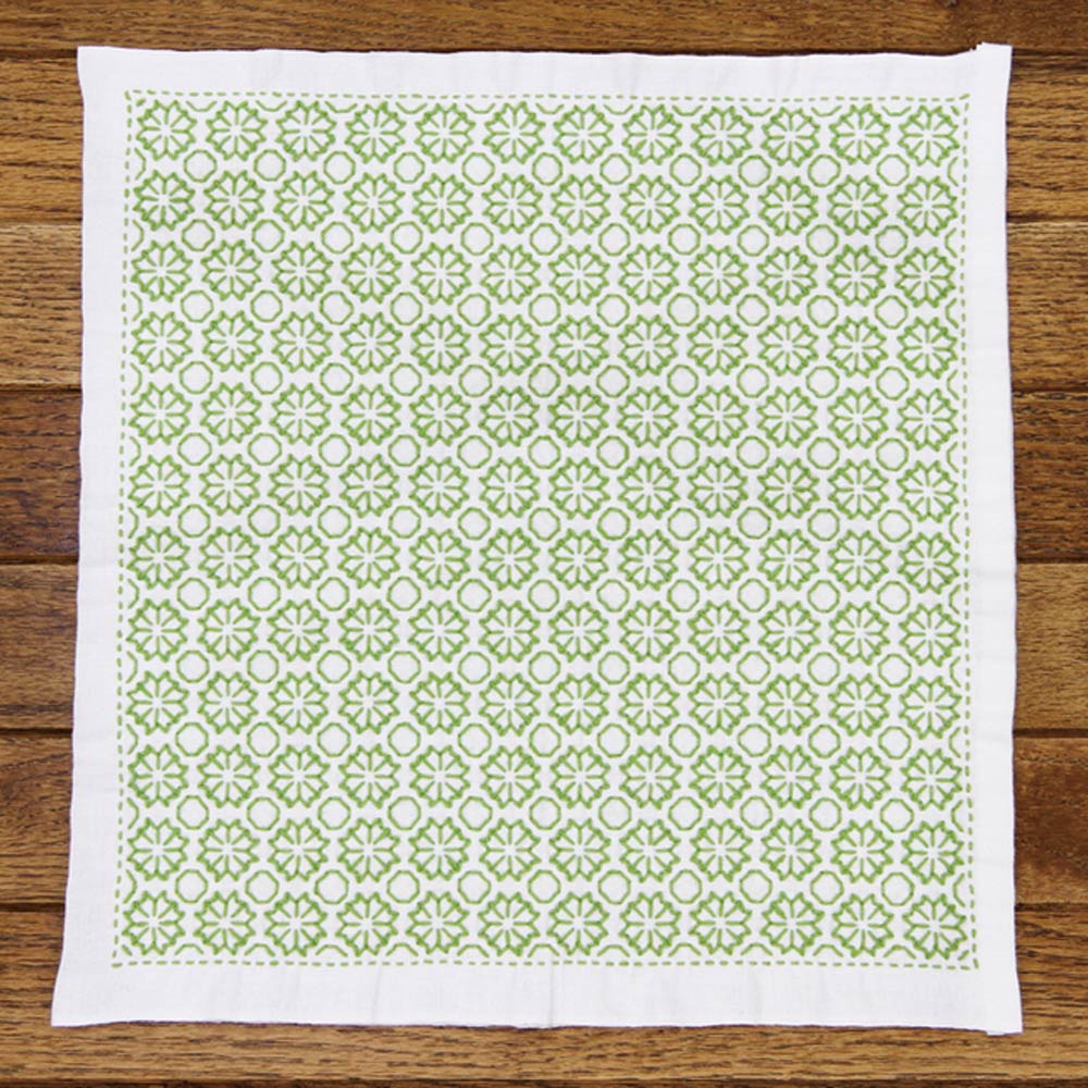 人気の一目刺しの刺子ふきんキット。規則的な幾何学模様がどこかモダンで、北欧風の雰囲気も。「一目刺し」とは刺し子の技法のひとつで、一定の針目で縦、横、斜めと同じ方向を順に刺していく技法です。ちくちく刺してだんだん出来上がっていく過程も、完成し...