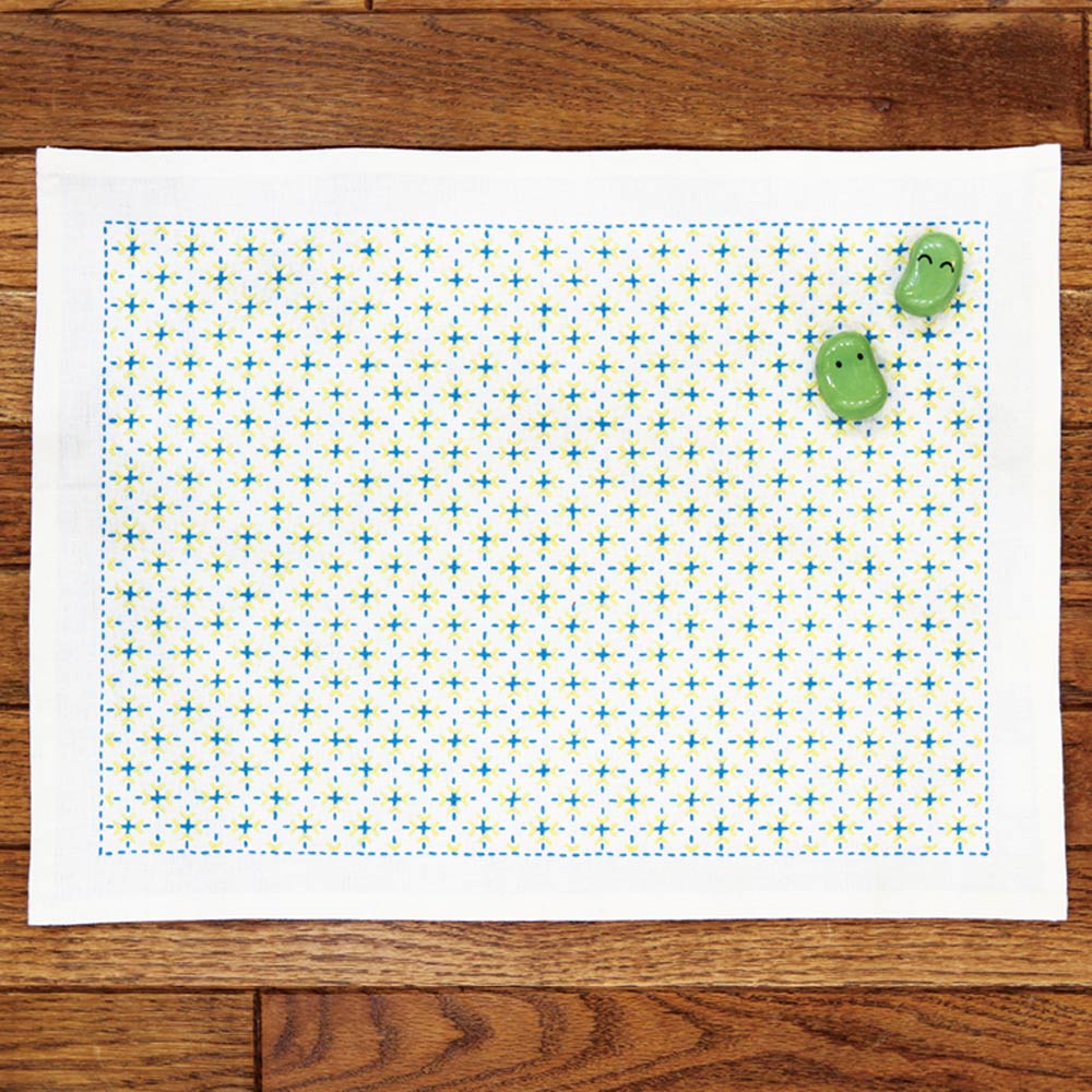 人気の一目刺しのランチョンマット・キット。規則的な幾何学模様がどこかモダンで、北欧風の雰囲気も。「一目刺し」とは刺し子の技法のひとつで、一定の針目で縦、横、斜めと同じ方向を順に刺していく技法です。ちくちく刺してだんだん出来上がっていく過程も...