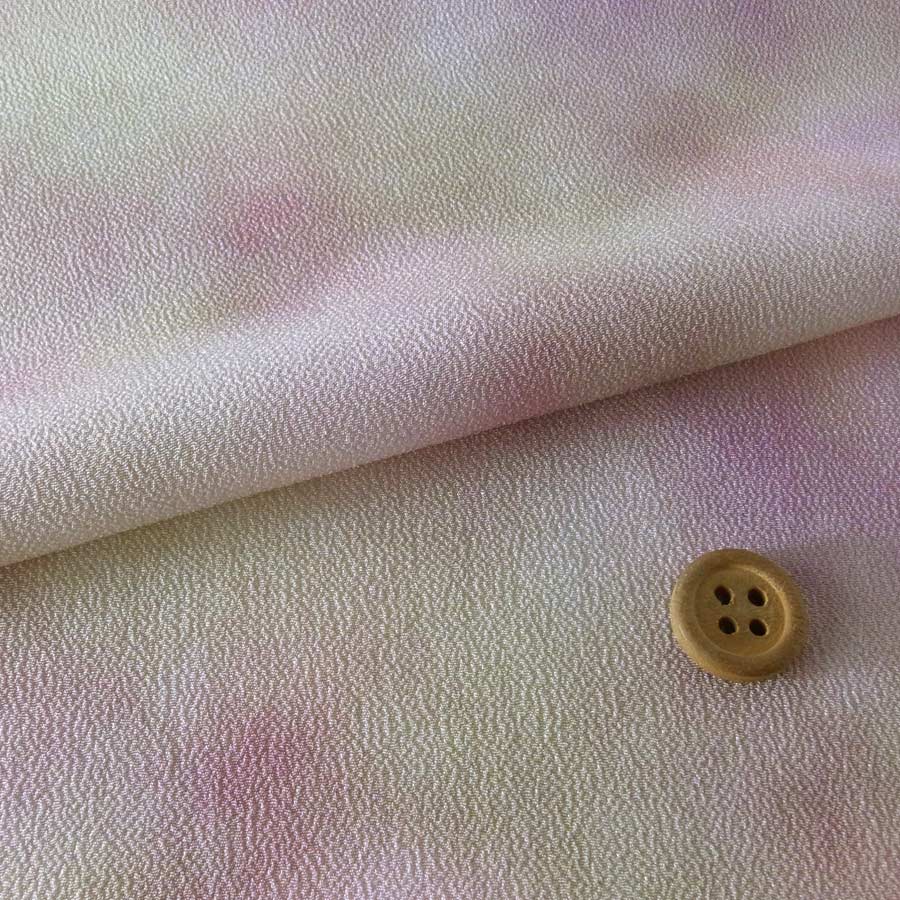 大人気のつまみ細工作家・つゆつきデザイン★シックなトーンがとてもおしゃれなぼかし柄の一越ちりめんです。作品に仕上げた時の色の出方を考えながら、つゆつきさんがこだわってデザインされたぼかし柄。微妙なトーンのさまざまな色が含まれ、従来のぼかしち...