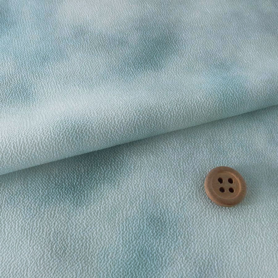 大人気のつまみ細工作家・つゆつきデザイン★シックなトーンがとてもおしゃれなぼかし柄の一越ちりめんです。作品に仕上げた時の色の出方を考えながら、つゆつきさんがこだわってデザインされたぼかし柄。微妙なトーンのさまざまな色が含まれ、従来のぼかしち...