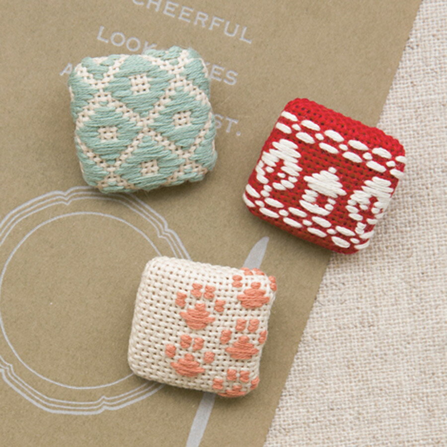日本の伝統刺繍「こぎん刺し」で作る、幾何学模様がおしゃれな四角いくるみボタンのキットです。アクセサリーやワンポイントのバッヂなどに使えるくるみボタンを作る初〜中級者向けキット。一段ずつ刺し進めると現れる多彩な色とデザインが素敵です。○かわい...