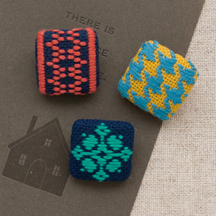 日本の伝統刺繍「こぎん刺し」で作る、幾何学模様がおしゃれな四角いくるみボタンのキットです。アクセサリーやワンポイントのバッヂなどに使えるくるみボタンを作る初〜中級者向けキット。一段ずつ刺し進めると現れる多彩な色とデザインが素敵です。○コント...
