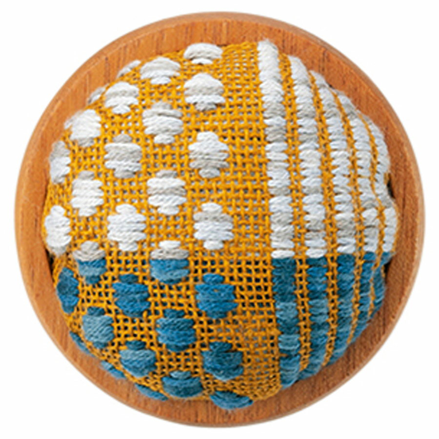 日本の伝統刺繍「こぎん刺し」で作る、可愛いウッドボウルピンクッション♪ ドットとストライプの組合せがさりげなく可愛いですね。伝統的刺繍ながらモダンな印象で飾るだけでもおしゃれです。●出来上がりサイズ：約直径6.5cm×高さ5cm（ウッドボウ...