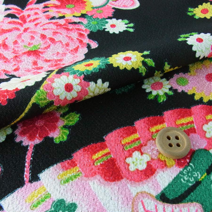 「和」の柄の美しさを改めて実感させてくれる、華やかさと気品を兼ね備えた素晴らしい柄です。一般のレーヨンちりめんには珍しく大きめの構図です。一越ちりめんの古布再現柄と同じく、京都の友禅工場に保存されていた40年程前の友禅型をそのまま使っていま...