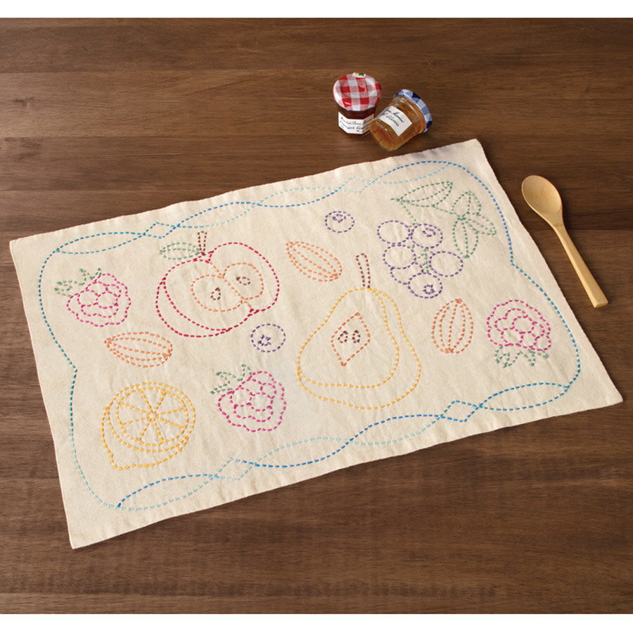 北欧モチーフがかわいい刺し子のランチョンマット・キットです。カラフルに図案化されたりんごや洋ナシ、ナッツなどがおしゃれ。食卓を楽しく彩れそう。○図案は布にプリント済み、針と糸もセットになっていますので、手軽にお楽しみいただけます。●出来上が...