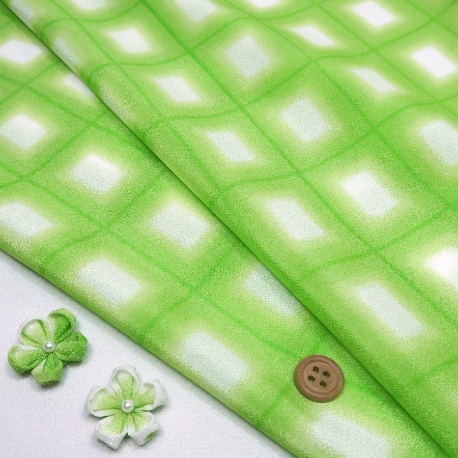 つまみ細工におすすめ！格子状のぼかしがきれいな一越ちりめん生地。明るい黄緑色と白のグラデーションを生かして、つまみ細工やちりめん手芸にお使いください。○格子は正方形ではなく少し横長で、約たて5cm×横5.8cmです。●ご注文数量「1」で2段...