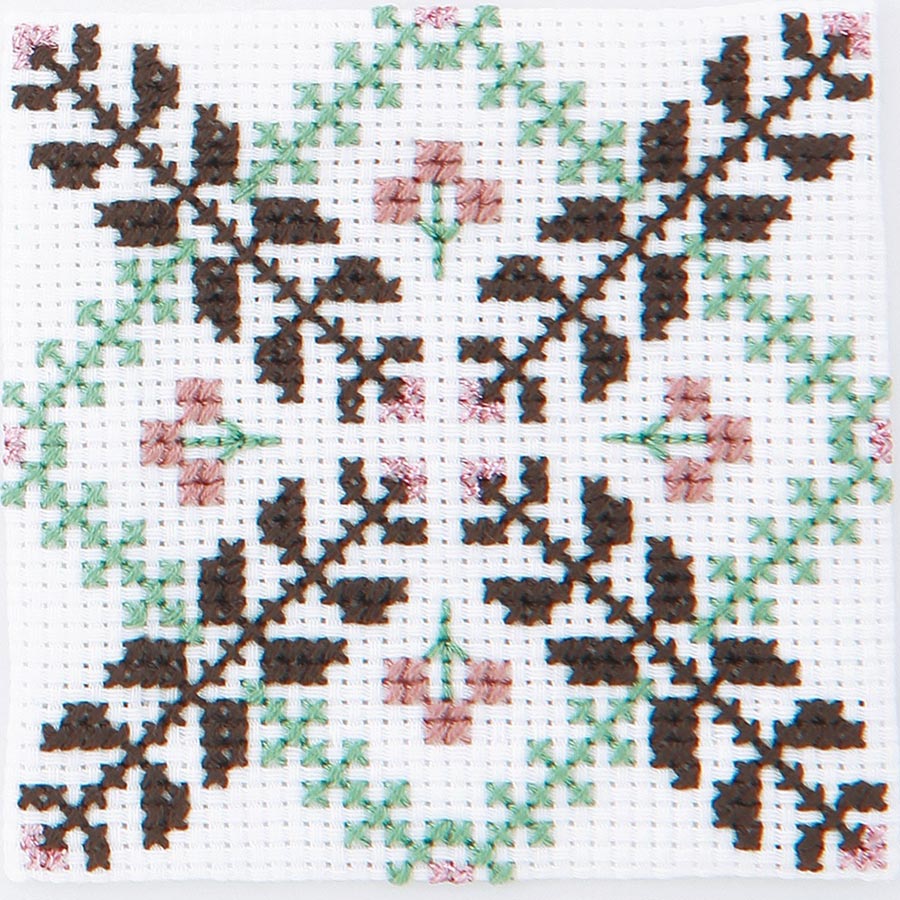 素朴で愛らしいデザインのコースターキットです♪ このキットでコースター1枚が作れます。1枚でコースターとしてはもちろん、何枚かつなぐとマットやクッションカバーも作れますね(^^♪ 柄は全部で6種類あるので、組み合わせ次第で様々な雰囲気の作品...