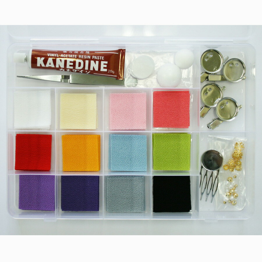 つまみ細工に便利★ 必要な生地と材料・道具が含まれた、ケース入りのつまみ細工用スターターセットです。丸つまみと剣つまみの作り方も付いているので、初心者の方にもおすすめ。入れ物は収納ケースになっているので、続けてお使いいただけます。●セット内...