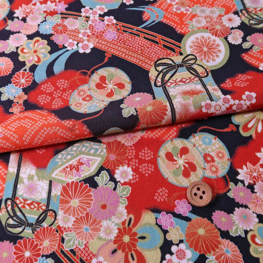 布がたりで企画したオリジナル柄！鬼ちりめんでご好評だったものを一越ちりめんで染め上げました。古布の柄をベースに、手芸におすすめの柄・色に。おめでたい貝桶と鼓が、かのこ柄の橋や雲柄とともに描かれています。花々も全体に散らされ、華やかで上品な図...