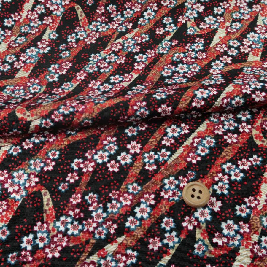 小さな桜がいっぱいの楽しくにぎやかな印象のちりめん生地。ちりめん手芸や和小物づくりにおすすめです。桜の直径は約1.2〜1.5cm。●黒地の背景に描かれた紅色の小桜がちょっとエキゾチック。大人かわいい印象の作品にも。■レーヨン100% ■約7...