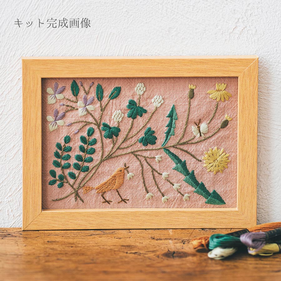 刺繍作家マカベアリスによるお洒落なししゅうキット。図案プリント済み布で、すぐに始められるのがいいですね。春夏秋冬、それぞれの季節の植物をモチーフにして、自由な気持ちで組み合わせて作られた図案。伸びやかな茎やとがった葉、上を見上げるように咲く...