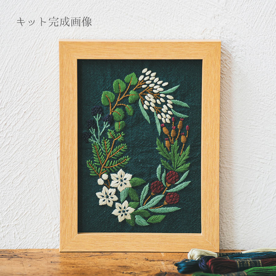 刺繍作家マカベアリスによるお洒落なししゅうキット。図案プリント済み布で、すぐに始められるのがいいですね。春夏秋冬、それぞれの季節の植物をモチーフにして、自由な気持ちで組み合わせて作られた図案。伸びやかな茎やとがった葉、上を見上げるように咲く...