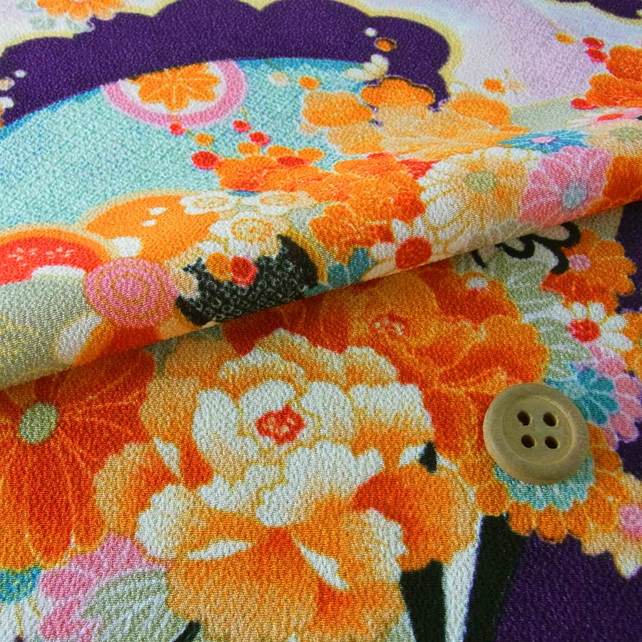 京都の友禅工場に保存されていた40年程前の友禅型をそのまま使って手捺染で染め上げた生地です。当時、女の子の着物用に製作されたもので、懐かしい雰囲気いっぱいの古布再現ちりめんです。手捺染（説明は下に）ならではの精緻な柄も魅力。柄も大きすぎず使...