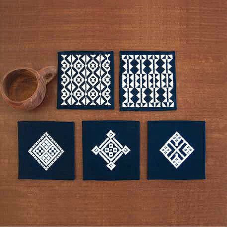 日本の伝統刺繍「こぎん」を実用的なアイテムにアレンジした「こぎんキット・コースター（紺）」です。初めての方にもやさしい、こぎんキットをお楽しみください。日本の伝統刺繍ながら、どこか洋風な感じも漂うかわいらしいコースター、おもてなし用にも自分...