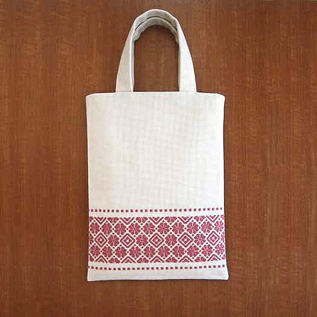 日本の伝統刺繍「こぎん」を実用的なアイテムにアレンジした「こぎんキット・バッグ（ベージュ）」です。初めての方にもやさしい、こぎんキットをお楽しみください。日本の伝統刺繍ながら、どこか洋風な感じも漂うかわいらしいバッグです。おもてなし用にも自...