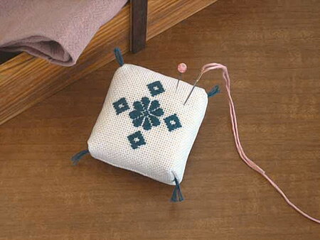 日本の伝統刺繍「こぎん」を実用的なアイテムにアレンジした「こぎんキット・ピンクッション（ベージュ）」です。初めての方にもやさしい、こぎんキットをお楽しみください。日本の伝統刺繍ながら、どこか洋風な感じも漂うかわいらしいピンクッションです。●...