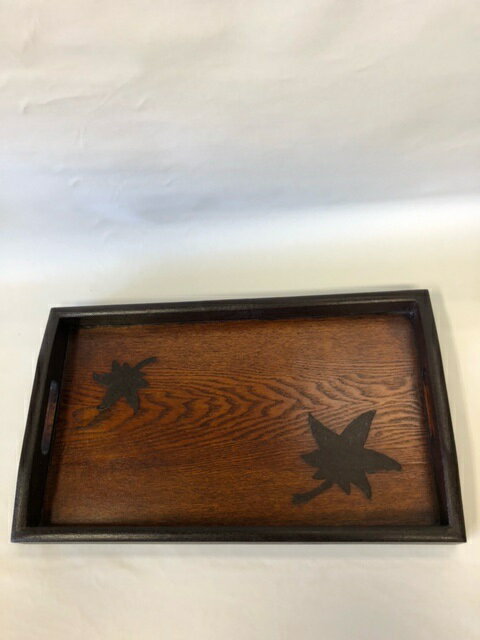 天然木うるし塗仕上げで、サイズが約45×27×5cmの長手盆です。楓の部分は布貼りです。