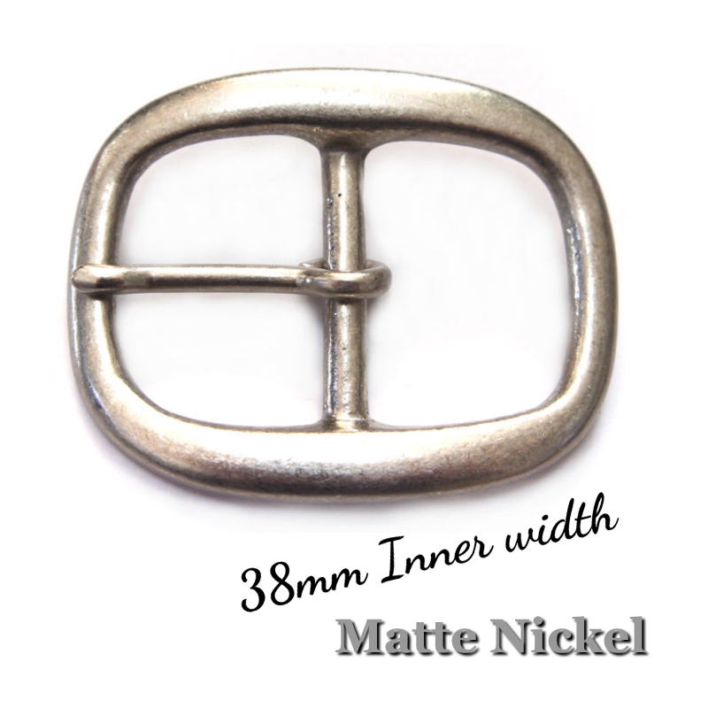 【 材　質 】　真鍮 / ニッケル艶消しメッキ仕上げ 【 生産国 】　日本製 【 サイズ 】　最大約 60 mm x 76 mm 【 最適ベルト幅 】37 mm 〜 38 mm ※計測はセンターバーの内幅です。 【 重　さ 】　約 73 g...
