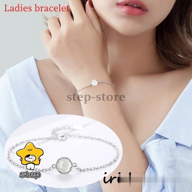 シンプルで、エレガントな印象のブレスレット。落ち着いたシルバーカラーのチェーンに、水晶風のラインストーンがワンポイント。にもフォーマルにも合わせやすい、使い勝手の良いアクセサリーで、プレゼントにもオススメです?【サイズについて】画像をご参照...