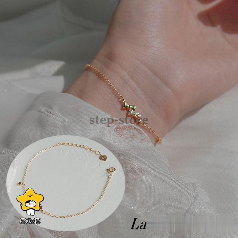 ゴールドカラーと2つあるリボンのデザインがとっても可愛い、レディース用ブレスレットです。自分用はもちろん、プレゼント用としてもオススメです?【サイズについて】画像をご参照ください。【素材について】合金【カラーについて】生産ロットにより柄の出...