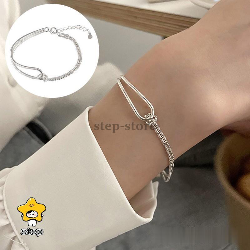 紐を結んだような遊び心のあるデザインが魅力的なレディースブレスレット。シーンを選ばず身に付けられるので、プレゼントにもおすすめです?【サイズについて】画像をご参照ください。【素材について】合金【カラーについて】生産ロットにより柄の出方や色の...