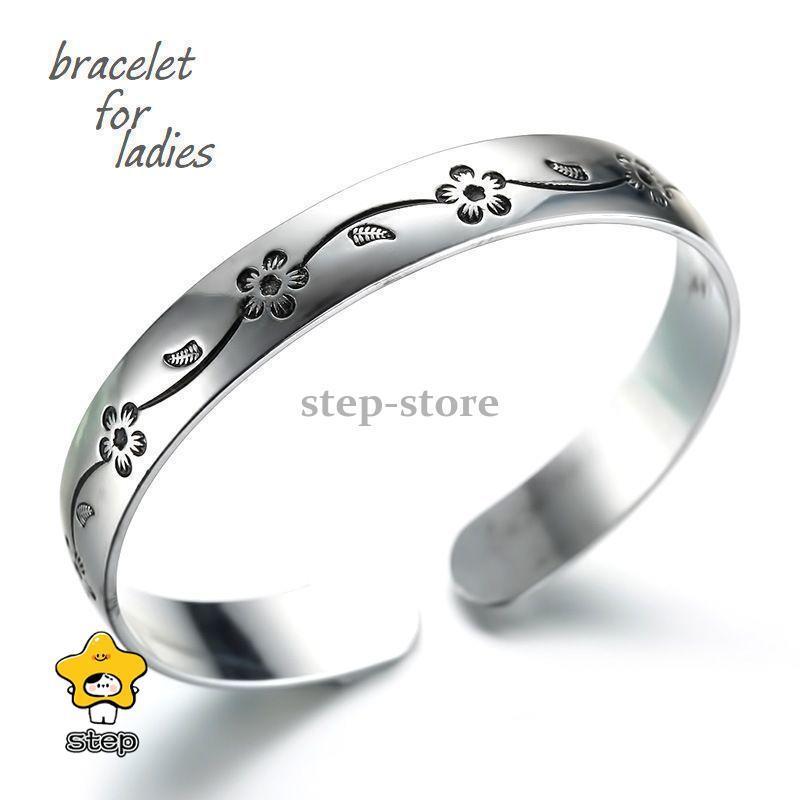 レディース用のブレスレットです。花のモチーフが掘られたデザイン。一本でも、重ね付けにもピッタリですね?【サイズについて】画像をご参照ください。【素材について】合金