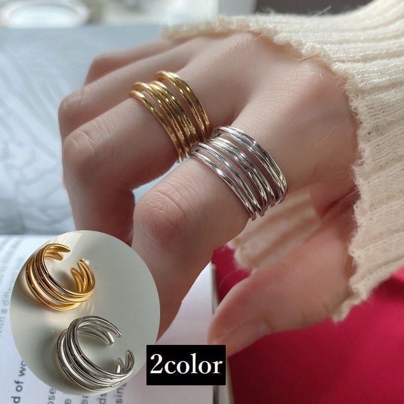 ワイヤーが6重に巻き付いているかのようなデザインがおしゃれ♪幅広で存在感抜群のフリーサイズリングです。2色からお選びいただけます。【サイズについて】フリーサイズ【素材について】シルバー925