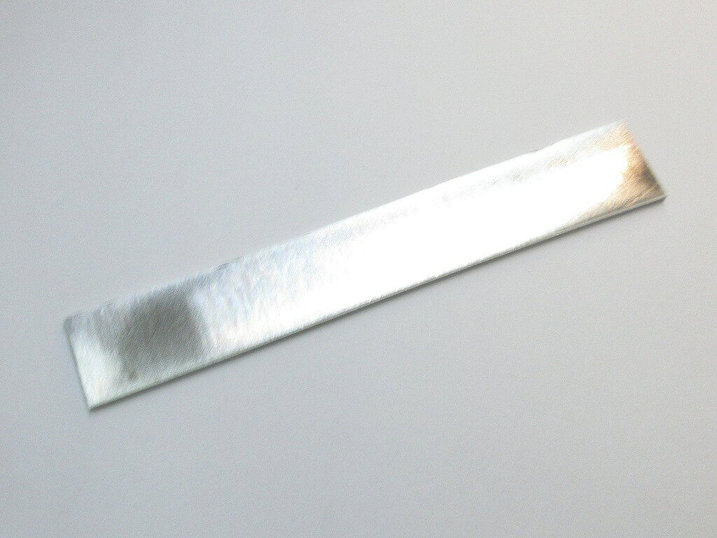 適切に熱処理を施しますと刃物として使える硬度になります。おおよその平面は出ていますが、必要に応じて成形してください。熱処理により硬化させる前の鋼材は錆を生じやすいのでご注意ください。