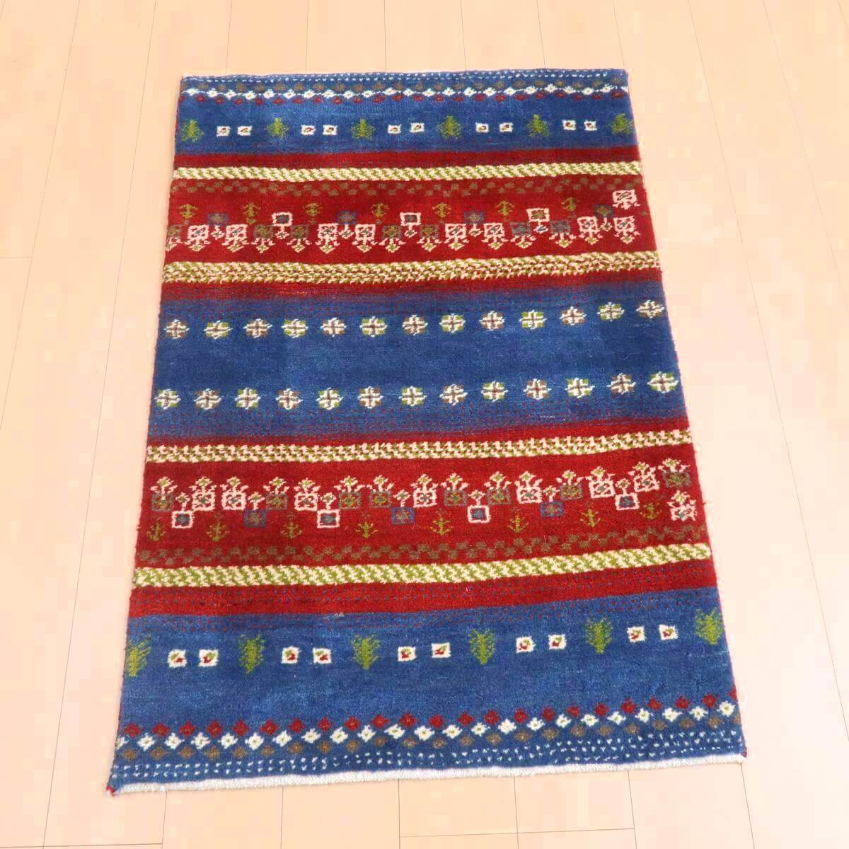 BS-11376 124×84cm 写真で表示（読み方例：1567＝15.67ミリ） イラン・シラーズ ウール ラティーフ手織り 無料 赤と青の鮮やかな色彩の配列がとても目を引きます。深い青、温かな赤、そして自然を思わせる緑のモチーフが縞模...