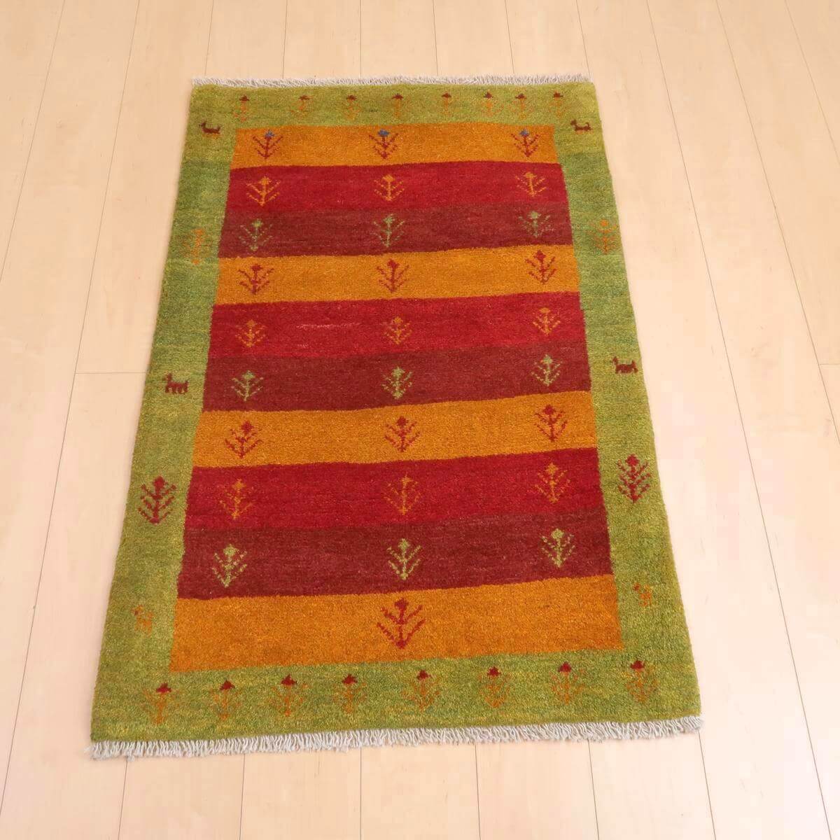 BS-11388 119×81cm 写真で表示（読み方例：1567＝15.67ミリ） イラン・シラーズ ウール ラティーフ手織り 無料 温かい色彩が使われており、黄色、赤、緑の色彩が交互に並んでいます。 ボーダーの一つ一つには、小さな植物の...