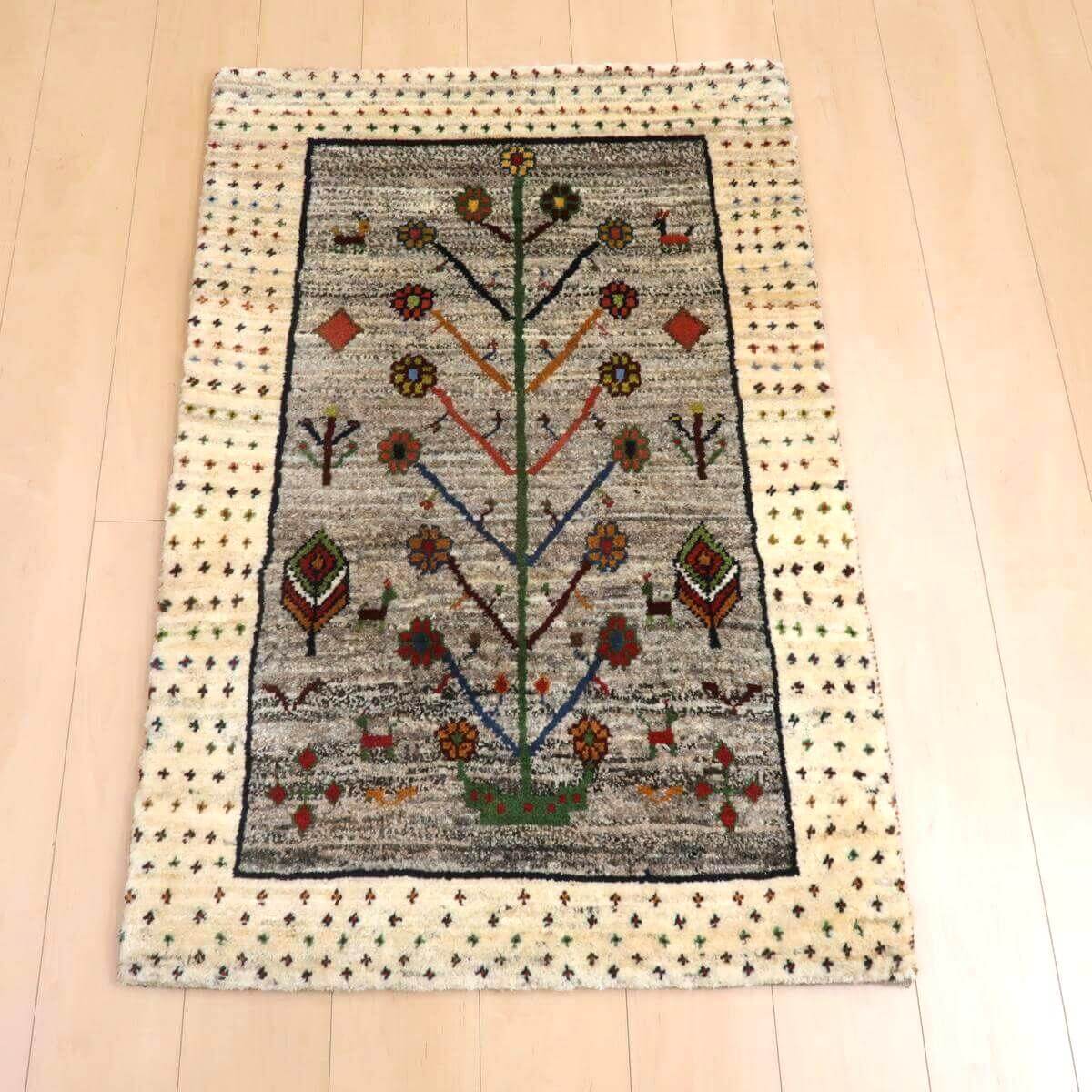 BS-11390 124×82cm 写真で表示（読み方例：1567＝15.67ミリ） イラン・シラーズ ウール ラティーフ手織り 無料 生成りがメインで使われていて、中央にあるのは灰色の色彩で描かれたモチーフが特徴です。 周りには様々な色が...