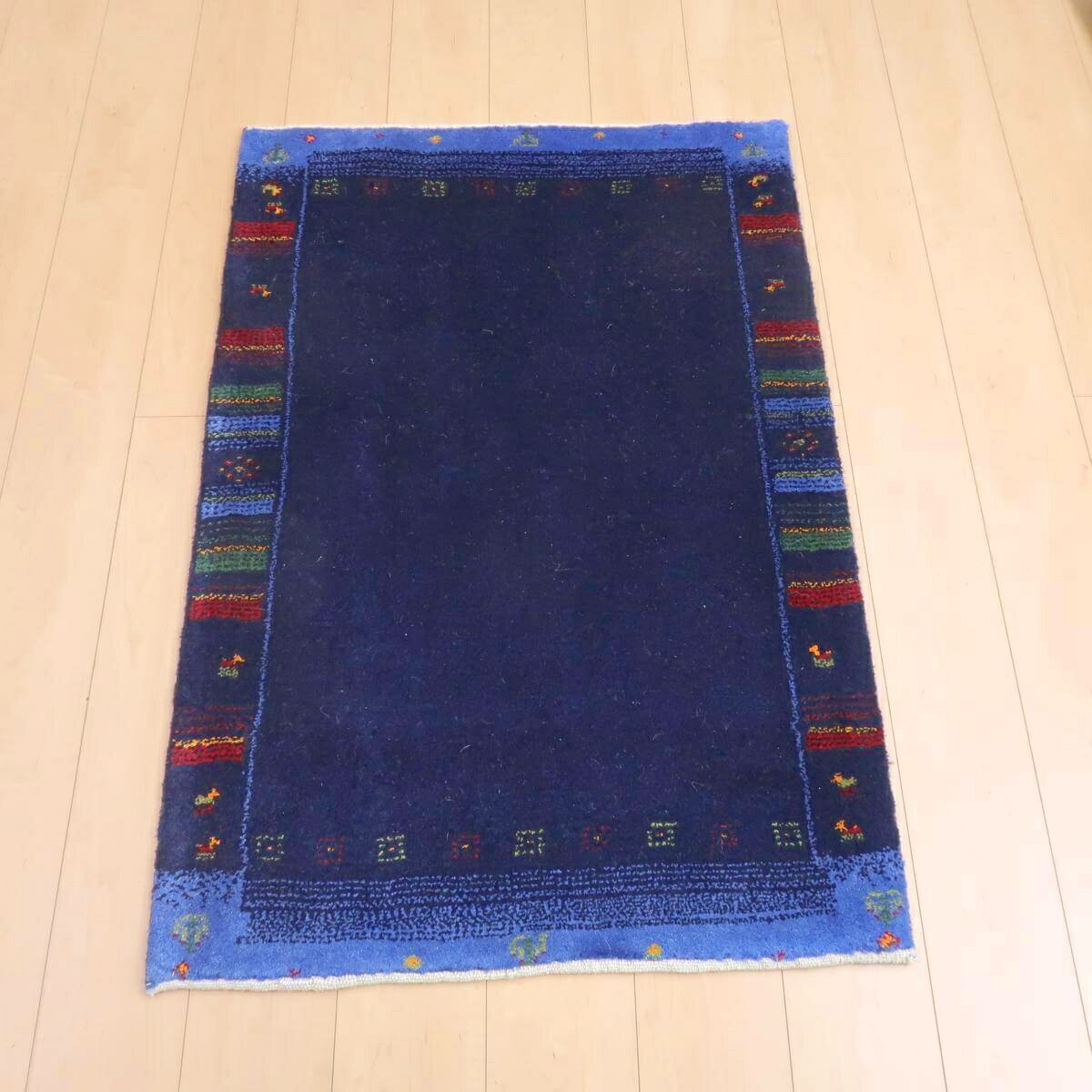 BS-11397 119×80cm 写真で表示（読み方例：1567＝15.67ミリ） イラン・シラーズ ウール ラティーフ手織り 無料 深みのある明るめの青色が基調で、シンプルの周りの背景には、緑、黄、赤などの色が使われ、小さなモチーフが配...