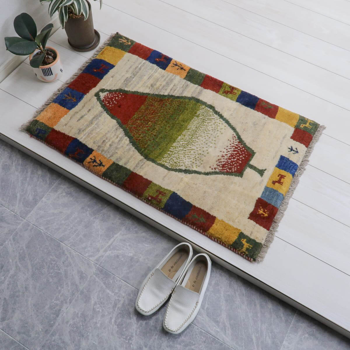 BSS-11606 90×59cm 写真で表示（読み方例：1567＝15.67ミリ） イラン・シラーズ ウール ラティーフ手織り 無料 生成りをベースに、中央には鮮やかなグラデーションで堂々とした生命の木のモチーフが描かれています。縁取りに...