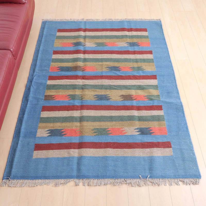 KL-78 199×147cm イラン・シラーズ ウール 平織り 無料 イラン南部シラーズ地方のキリムです。いくつかの色を使用した幾何学柄やギザギザ文様はリズムのある明るい雰囲気。使用している色はどれも、くすみのある落ち着いた色なので、目立...