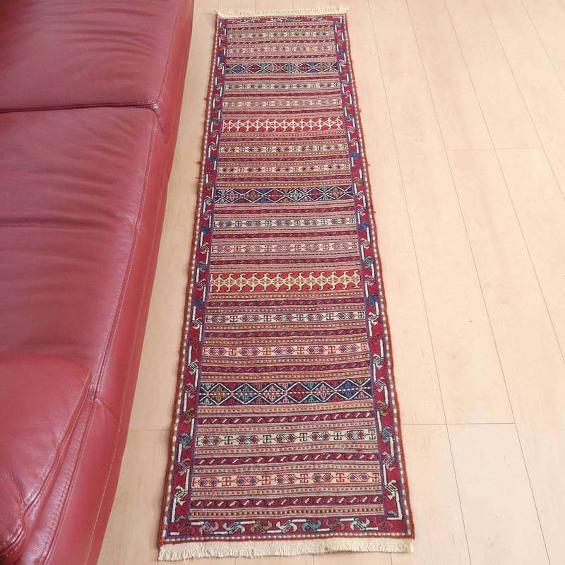 KR-65 199×51cm 約5,6ミリ イラン・アゼルバイジャン ウール スマック織り 無料 刺繍のように細かな文様が全面に施された美しいスマック織りのキリム。赤を基調に様々な色で文様が入った多色使いですが柄が細かいので落ち着きもありま...