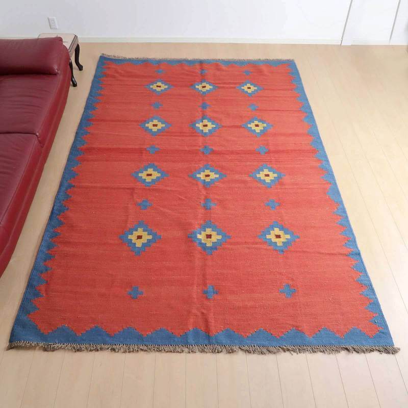 KX-370 294×192cm イラン・シラーズ ウール 平織り 無料 イラン南部シラーズ地方のキリムです。いくつかの色を使用した幾何学柄やギザギザ文様はリズムのある明るい雰囲気。程よく落ち着いた色とウールの風合いが、やさしくインテリアに...