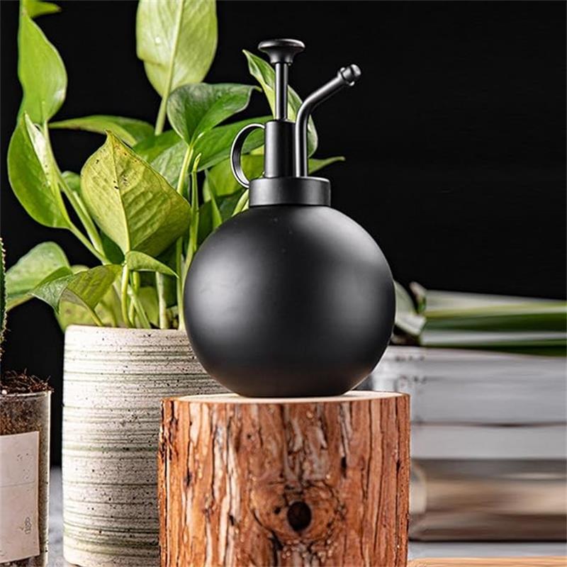 シンプルで洗練された形の霧吹き。 植物の近くに置いていても、空間に馴染むデザインです。 軽量で扱いやすい設計で、片手で運べるサイズ感。 304ステンレスを使用しているので、耐衝撃性が高く、壊れにくいため、長くご使用していただけます。 容量：...