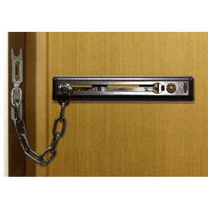 　ガードロック 取替用ドアチェーン No.580SLガードロック 取替用ドアチェーン No.580SL既存のネジ穴の位置に合わせて交換できます※実物と色が異なる場合がありますので、ご了承ください。■材質:本体、チェーン/ステンレス　万能プレ...