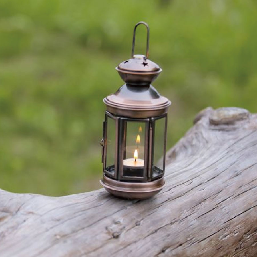 【3,980円以上購入で送料無料！（沖縄・離島を除く）】 スマートでコンパクトなランタン。 傘の部分には星型の空気穴があります。 キャンドルを出し入れすると横になるので使いやすく、ランタンがはじめての方にもおすすめです。 カラーは高級感のあ...