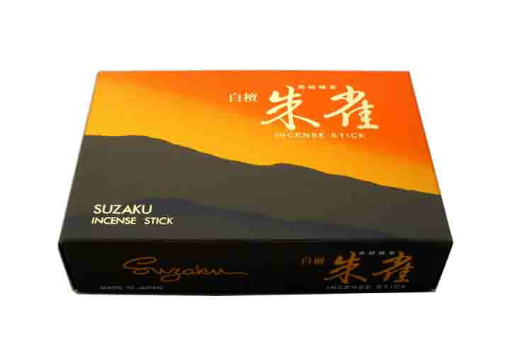 「老山白檀」を中心にして天然漢方香料で香りを組み立てております。おとなしい上匂い、甘くたおやかな焚き香、白檀特有の落ち着いた残り香など、十分に熟成された薫りの妙をお楽しみください。 内容量は約150g、お線香の長さは138mmです。 椨皮紛...